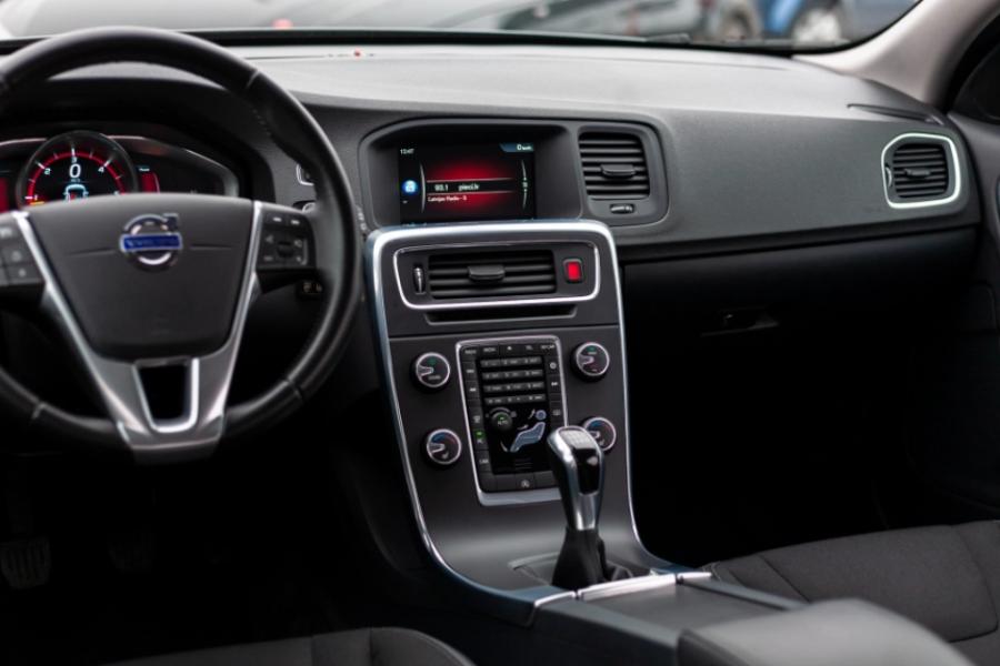 Pelēks Volvo V60 2016 Rīga, ar dzinēja tilpumu 2.00 L un nobraukumu 98 tūkst. km par 13995 €, foto 30 vietnē AUTOMOTO.COM.LV