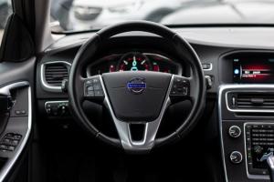 Pelēks Volvo V60 2016 Rīga, ar dzinēja tilpumu 2.00 L un nobraukumu 98 tūkst. km par 13995 €, foto 31 vietnē AUTOMOTO.COM.LV