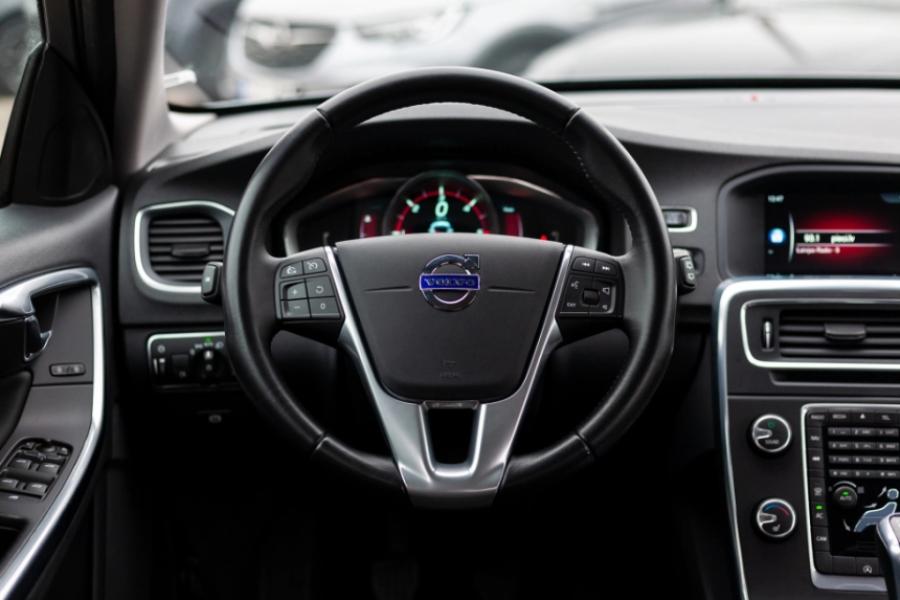 Pelēks Volvo V60 2016 Rīga, ar dzinēja tilpumu 2.00 L un nobraukumu 98 tūkst. km par 13995 €, foto 31 vietnē AUTOMOTO.COM.LV