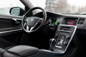 Pelēks Volvo V60 2016 Rīga, ar dzinēja tilpumu 2.00 L un nobraukumu 98 tūkst. km par 13995 €, foto 32 vietnē AUTOMOTO.COM.LV