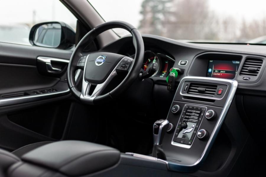 Pelēks Volvo V60 2016 Rīga, ar dzinēja tilpumu 2.00 L un nobraukumu 98 tūkst. km par 13995 €, foto 32 vietnē AUTOMOTO.COM.LV