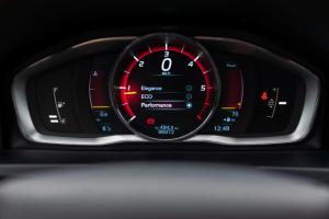Pelēks Volvo V60 2016 Rīga, ar dzinēja tilpumu 2.00 L un nobraukumu 98 tūkst. km par 13995 €, foto 34 vietnē AUTOMOTO.COM.LV