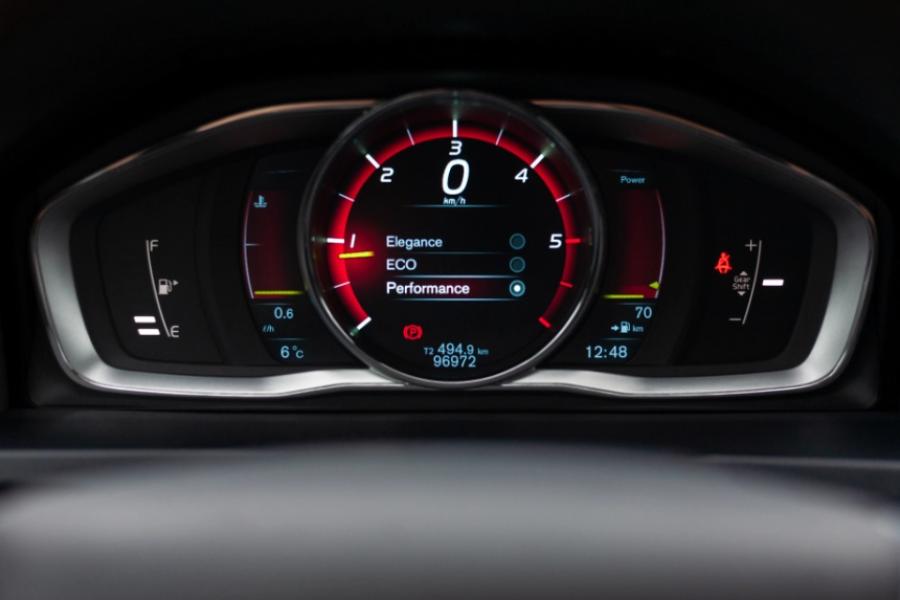 Pelēks Volvo V60 2016 Rīga, ar dzinēja tilpumu 2.00 L un nobraukumu 98 tūkst. km par 13995 €, foto 34 vietnē AUTOMOTO.COM.LV