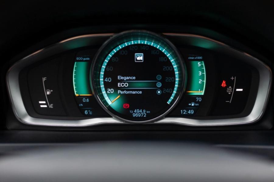 Pelēks Volvo V60 2016 Rīga, ar dzinēja tilpumu 2.00 L un nobraukumu 98 tūkst. km par 13995 €, foto 35 vietnē AUTOMOTO.COM.LV