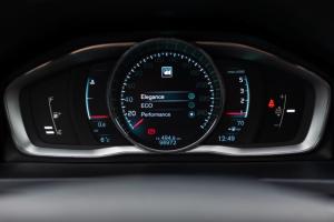 Pelēks Volvo V60 2016 Rīga, ar dzinēja tilpumu 2.00 L un nobraukumu 98 tūkst. km par 13995 €, foto 36 vietnē AUTOMOTO.COM.LV