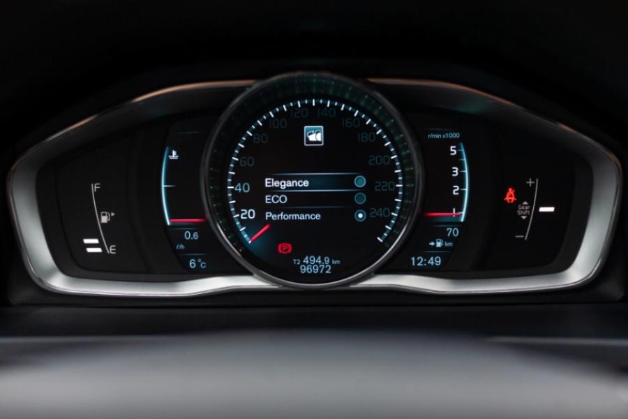 Pelēks Volvo V60 2016 Rīga, ar dzinēja tilpumu 2.00 L un nobraukumu 98 tūkst. km par 13995 €, foto 36 vietnē AUTOMOTO.COM.LV