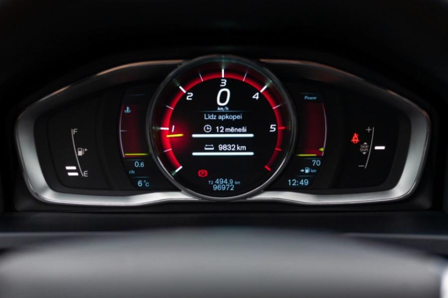 Pelēks Volvo V60 2016 Rīga, ar dzinēja tilpumu 2.00 L un nobraukumu 98 tūkst. km par 13995 €, foto 37 vietnē AUTOMOTO.COM.LV