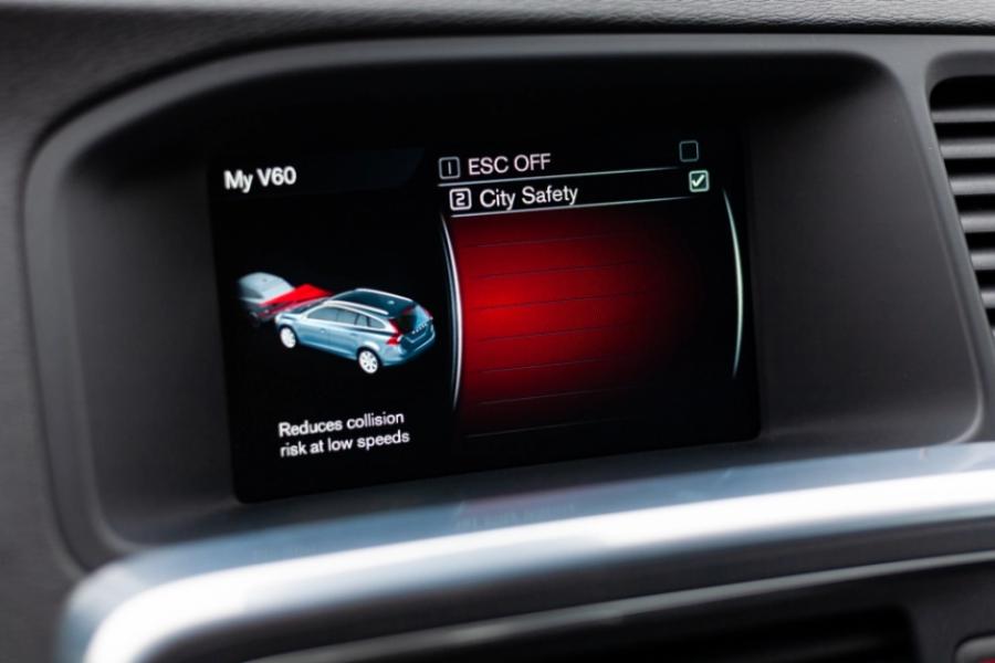 Pelēks Volvo V60 2016 Rīga, ar dzinēja tilpumu 2.00 L un nobraukumu 98 tūkst. km par 13995 €, foto 39 vietnē AUTOMOTO.COM.LV