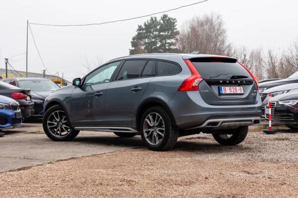 Grey Volvo V60 2016 in Riga, with an engine capacity of 2.00 L and mileage of 96 thousand km for 13995 €, photo 2 on AUTOMOTO.COM.LV