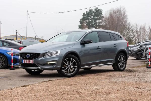 Grey Volvo V60 2016 in Riga, with an engine capacity of 2.00 L and mileage of 96 thousand km for 13995 €, photo 3 on AUTOMOTO.COM.LV