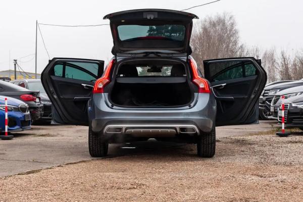 Grey Volvo V60 2016 in Riga, with an engine capacity of 2.00 L and mileage of 96 thousand km for 13995 €, photo 5 on AUTOMOTO.COM.LV