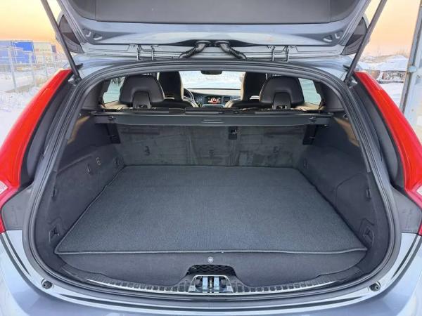 Grey Volvo V60 2016 in Riga, with an engine capacity of 2.40 L and mileage of 166 thousand km for 11995 €, photo 5 on AUTOMOTO.COM.LV