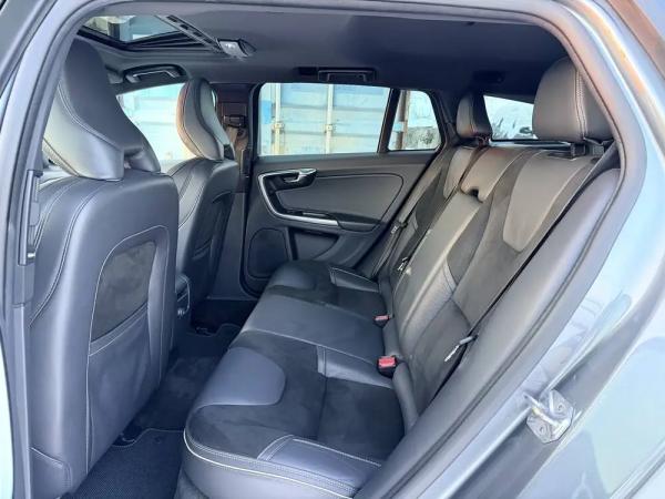 Grey Volvo V60 2016 in Riga, with an engine capacity of 2.40 L and mileage of 166 thousand km for 11995 €, photo 6 on AUTOMOTO.COM.LV