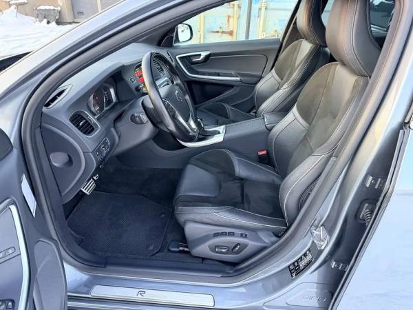 Grey Volvo V60 2016 in Riga, with an engine capacity of 2.40 L and mileage of 166 thousand km for 11995 €, photo 8 on AUTOMOTO.COM.LV