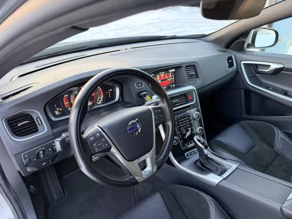 Grey Volvo V60 2016 in Riga, with an engine capacity of 2.40 L and mileage of 166 thousand km for 11995 €, photo 10 on AUTOMOTO.COM.LV