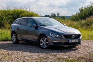 Pelēks Volvo V60 2016 Rīga, ar dzinēja tilpumu 2.00 L un nobraukumu 230 tūkst. km par 9300 €, foto  vietnē AUTOMOTO.COM.LV