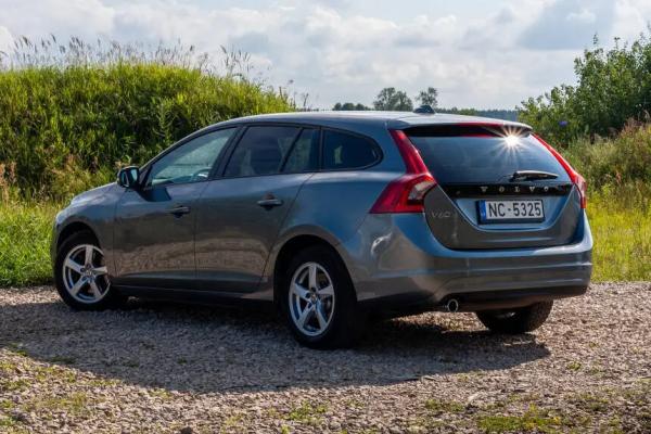 Grey Volvo V60 2016 in Riga, with an engine capacity of 2.00 L and mileage of 230 thousand km for 9300 €, photo 2 on AUTOMOTO.COM.LV
