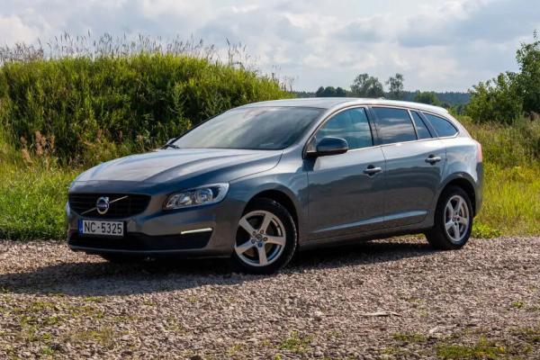 Grey Volvo V60 2016 in Riga, with an engine capacity of 2.00 L and mileage of 230 thousand km for 9300 €, photo 3 on AUTOMOTO.COM.LV