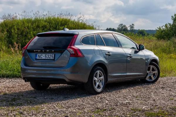 Grey Volvo V60 2016 in Riga, with an engine capacity of 2.00 L and mileage of 230 thousand km for 9300 €, photo 4 on AUTOMOTO.COM.LV