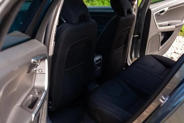 Grey Volvo V60 2016 in Riga, with an engine capacity of 2.00 L and mileage of 230 thousand km for 9300 €, photo 7 on AUTOMOTO.COM.LV