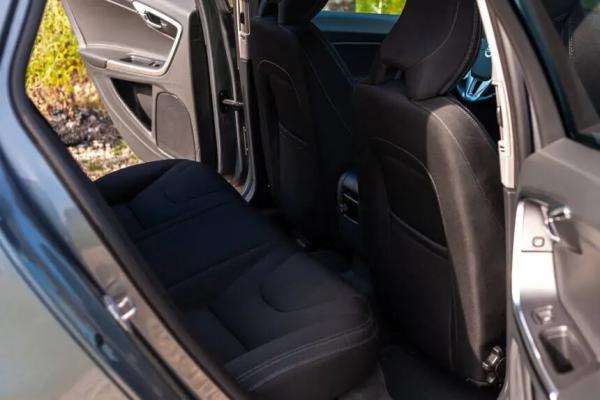 Grey Volvo V60 2016 in Riga, with an engine capacity of 2.00 L and mileage of 230 thousand km for 9300 €, photo 9 on AUTOMOTO.COM.LV