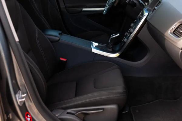 Grey Volvo V60 2016 in Riga, with an engine capacity of 2.00 L and mileage of 230 thousand km for 9300 €, photo 10 on AUTOMOTO.COM.LV