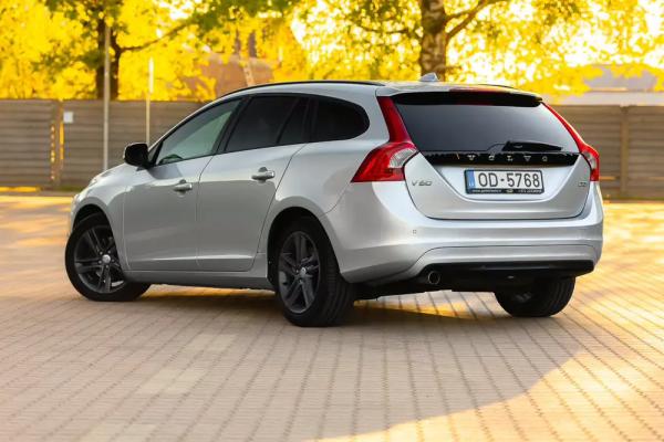 Pelēks Volvo V60 2016 Jelgava, ar dzinēja tilpumu 2.00 L un nobraukumu 221 tūkst. km par 7200 €, foto 4 vietnē AUTOMOTO.COM.LV