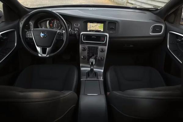 Pelēks Volvo V60 2016 Jelgava, ar dzinēja tilpumu 2.00 L un nobraukumu 221 tūkst. km par 7200 €, foto 8 vietnē AUTOMOTO.COM.LV
