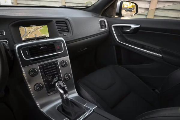 Pelēks Volvo V60 2016 Jelgava, ar dzinēja tilpumu 2.00 L un nobraukumu 221 tūkst. km par 7200 €, foto 9 vietnē AUTOMOTO.COM.LV
