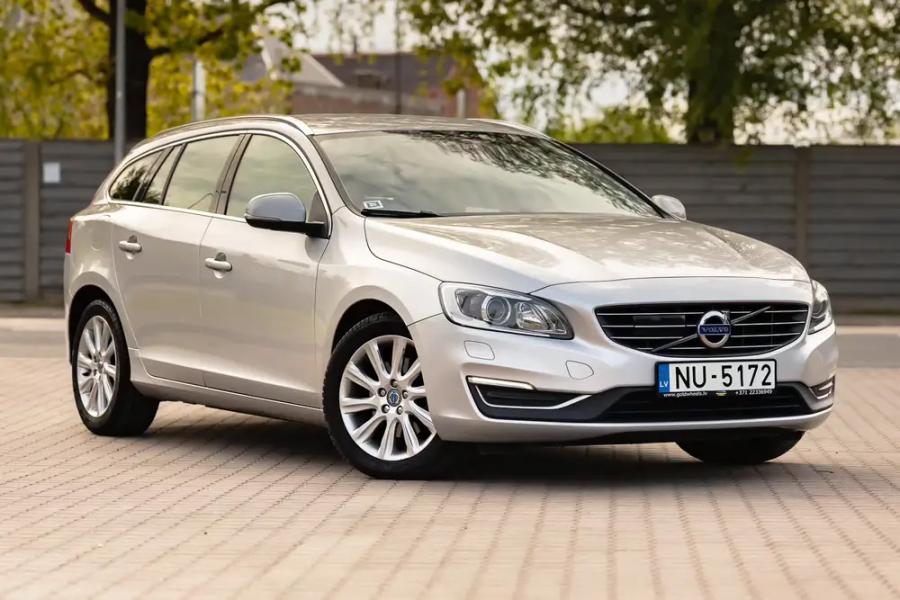 Pelēks Volvo V60 2016 Jelgava, ar dzinēja tilpumu 2.00 L un nobraukumu 252 tūkst. km par 8900 €, foto 3 vietnē AUTOMOTO.COM.LV