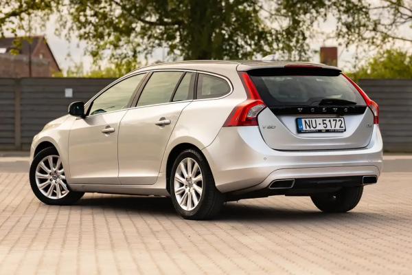 Pelēks Volvo V60 2016 Jelgava, ar dzinēja tilpumu 2.00 L un nobraukumu 252 tūkst. km par 8900 €, foto 4 vietnē AUTOMOTO.COM.LV