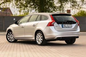 Pelēks Volvo V60 2016 Jelgava, ar dzinēja tilpumu 2.00 L un nobraukumu 252 tūkst. km par 8900 €, foto 5 vietnē AUTOMOTO.COM.LV