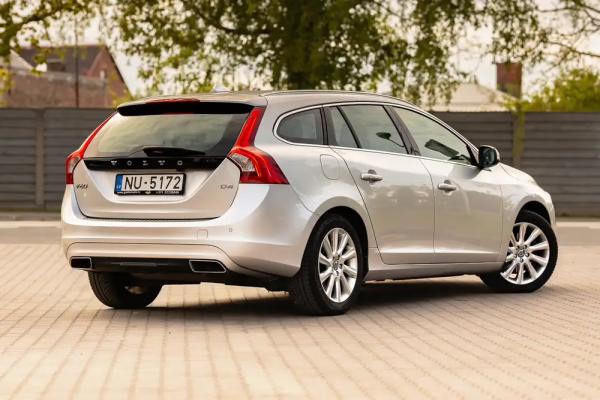 Pelēks Volvo V60 2016 Jelgava, ar dzinēja tilpumu 2.00 L un nobraukumu 252 tūkst. km par 8900 €, foto 5 vietnē AUTOMOTO.COM.LV