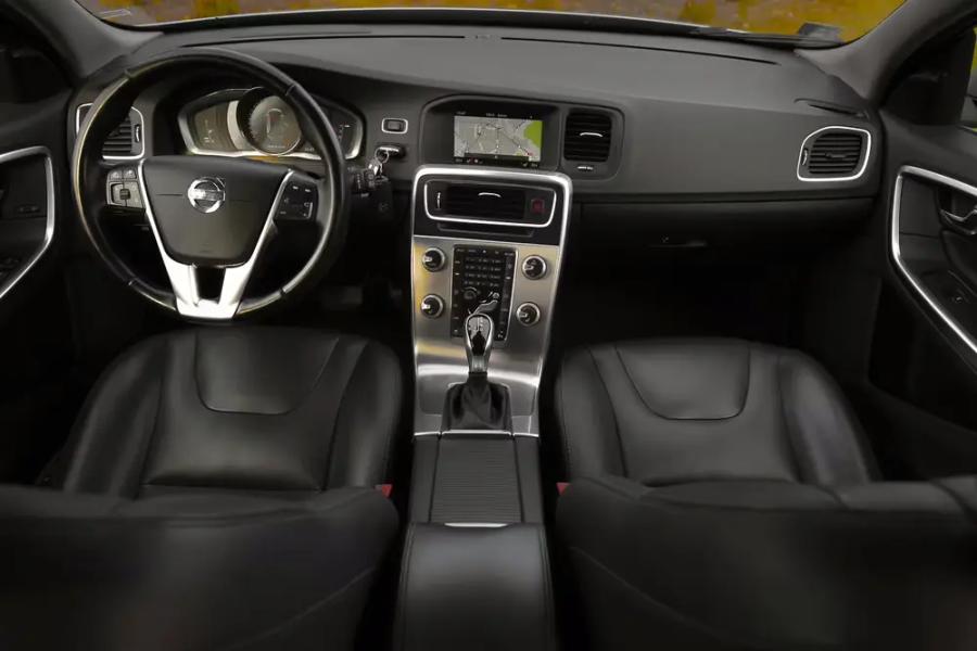 Pelēks Volvo V60 2016 Jelgava, ar dzinēja tilpumu 2.00 L un nobraukumu 252 tūkst. km par 8900 €, foto 9 vietnē AUTOMOTO.COM.LV