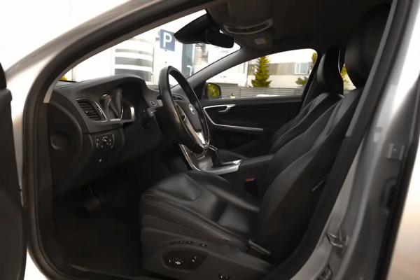 Pelēks Volvo V60 2016 Jelgava, ar dzinēja tilpumu 2.00 L un nobraukumu 252 tūkst. km par 8900 €, foto 9 vietnē AUTOMOTO.COM.LV