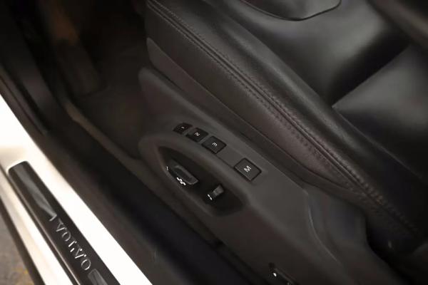 Pelēks Volvo V60 2016 Jelgava, ar dzinēja tilpumu 2.00 L un nobraukumu 252 tūkst. km par 8900 €, foto 10 vietnē AUTOMOTO.COM.LV