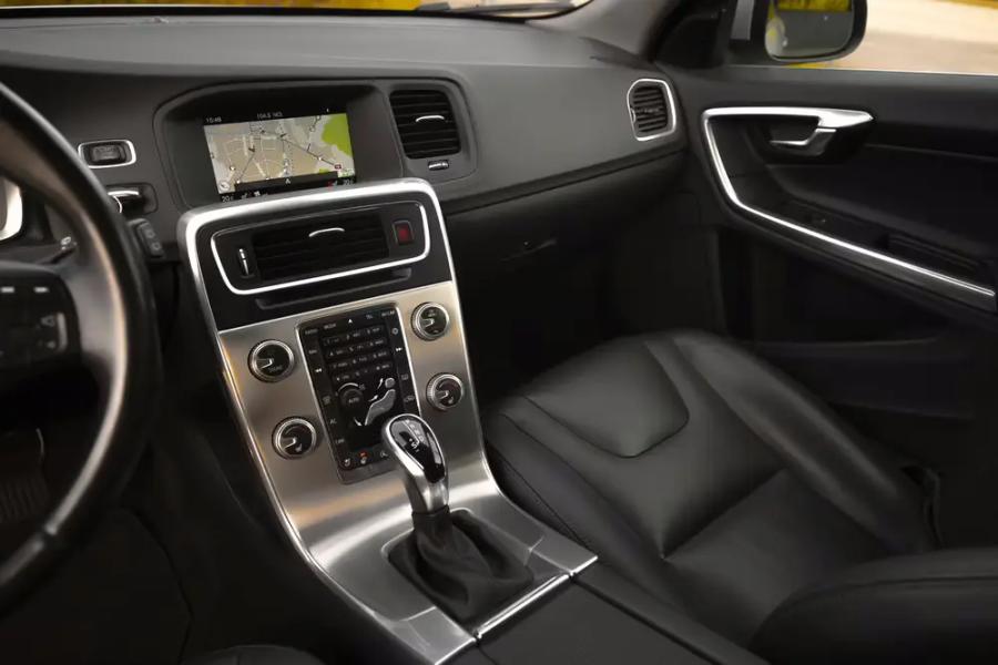 Pelēks Volvo V60 2016 Jelgava, ar dzinēja tilpumu 2.00 L un nobraukumu 252 tūkst. km par 8900 €, foto 12 vietnē AUTOMOTO.COM.LV