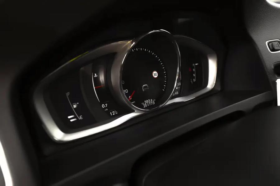 Pelēks Volvo V60 2016 Jelgava, ar dzinēja tilpumu 2.00 L un nobraukumu 252 tūkst. km par 8900 €, foto 15 vietnē AUTOMOTO.COM.LV
