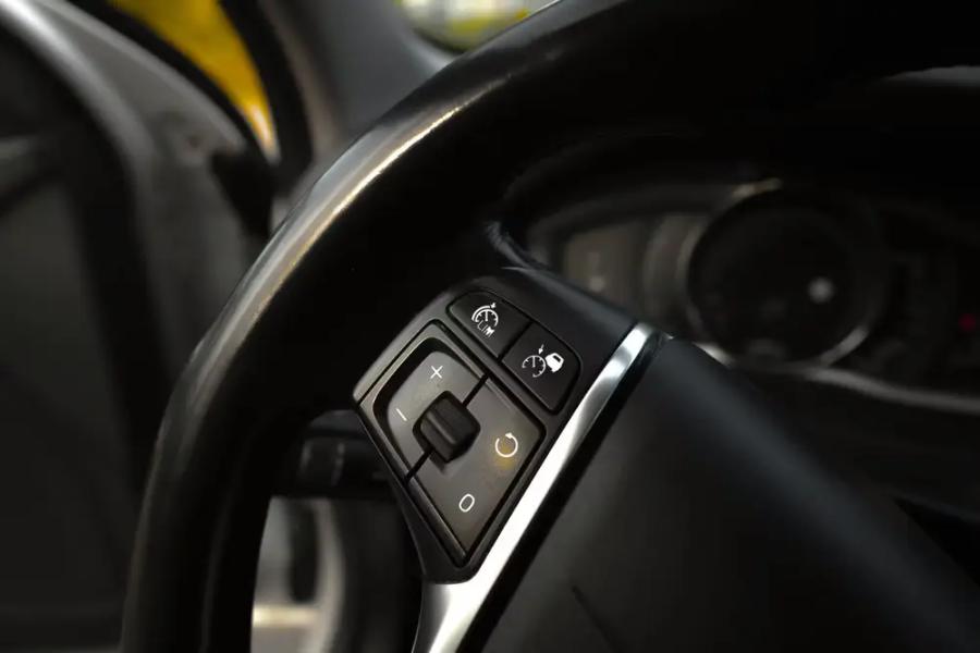 Pelēks Volvo V60 2016 Jelgava, ar dzinēja tilpumu 2.00 L un nobraukumu 252 tūkst. km par 8900 €, foto 16 vietnē AUTOMOTO.COM.LV