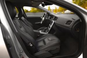 Pelēks Volvo V60 2016 Jelgava, ar dzinēja tilpumu 2.00 L un nobraukumu 252 tūkst. km par 8900 €, foto 18 vietnē AUTOMOTO.COM.LV
