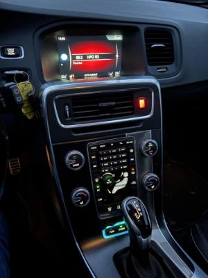Pelēks Volvo V60 2016 Rīga, ar dzinēja tilpumu 2.40 L un nobraukumu 166 tūkst. km par 11995 €, foto 3 vietnē AUTOMOTO.COM.LV