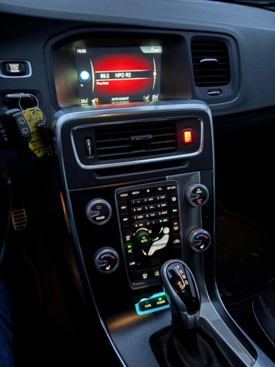Pelēks Volvo V60 2016 Rīga, ar dzinēja tilpumu 2.40 L un nobraukumu 166 tūkst. km par 11995 €, foto 3 vietnē AUTOMOTO.COM.LV