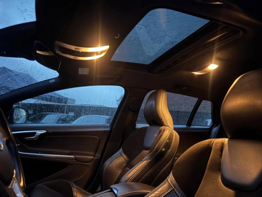 Pelēks Volvo V60 2016 Rīga, ar dzinēja tilpumu 2.40 L un nobraukumu 166 tūkst. km par 11995 €, foto 4 vietnē AUTOMOTO.COM.LV