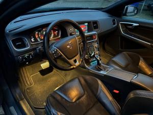 Pelēks Volvo V60 2016 Rīga, ar dzinēja tilpumu 2.40 L un nobraukumu 166 tūkst. km par 11995 €, foto 10 vietnē AUTOMOTO.COM.LV