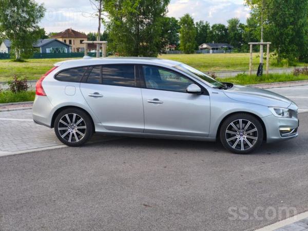 Pelēks Volvo V60 2016 Jelgava, ar dzinēja tilpumu 2.40 L un nobraukumu 310 tūkst. km par 9190 €, foto 8 vietnē AUTOMOTO.COM.LV