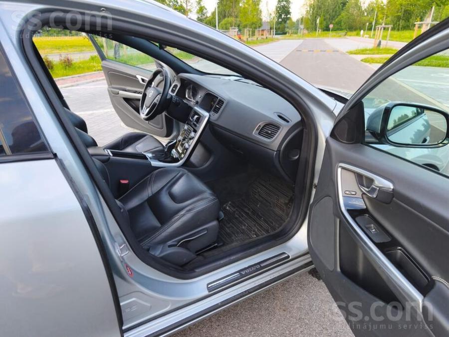 Pelēks Volvo V60 2016 Jelgava, ar dzinēja tilpumu 2.40 L un nobraukumu 310 tūkst. km par 9190 €, foto 10 vietnē AUTOMOTO.COM.LV