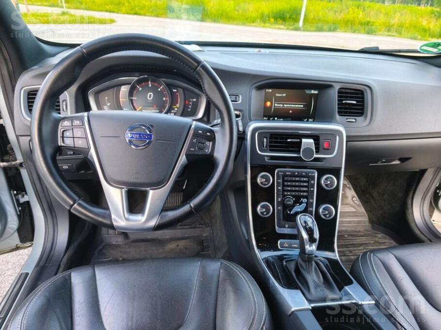 Pelēks Volvo V60 2016 Jelgava, ar dzinēja tilpumu 2.40 L un nobraukumu 310 tūkst. km par 9190 €, foto 11 vietnē AUTOMOTO.COM.LV