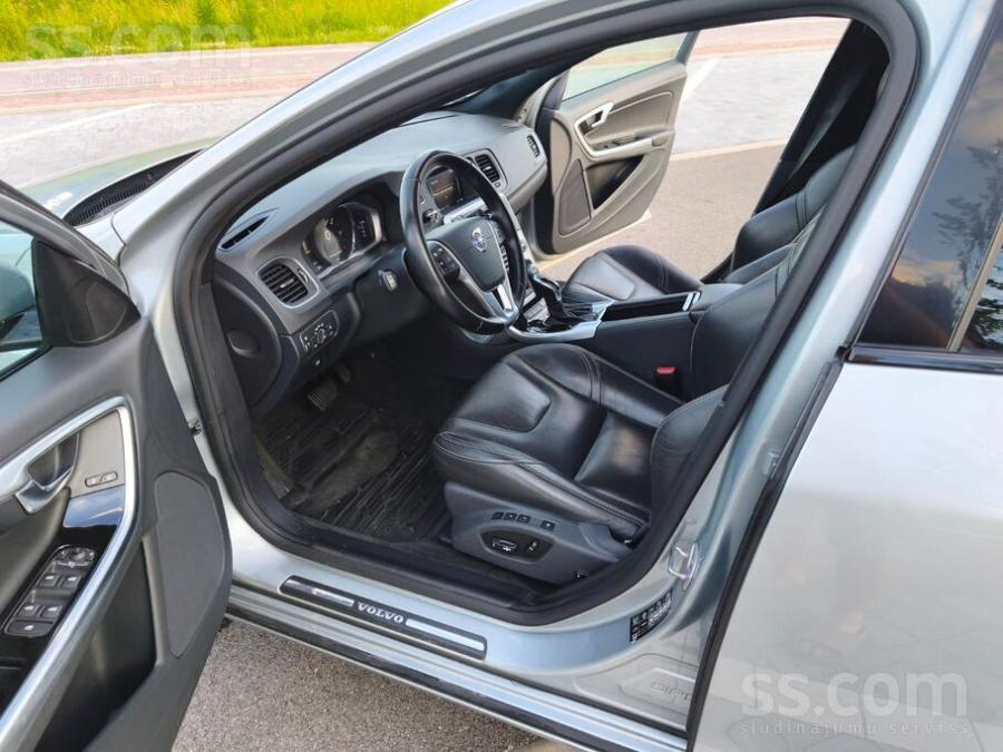 Pelēks Volvo V60 2016 Jelgava, ar dzinēja tilpumu 2.40 L un nobraukumu 310 tūkst. km par 9190 €, foto 13 vietnē AUTOMOTO.COM.LV