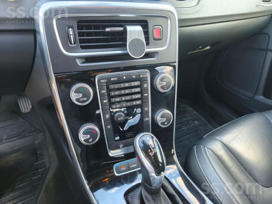 Pelēks Volvo V60 2016 Jelgava, ar dzinēja tilpumu 2.40 L un nobraukumu 310 tūkst. km par 9190 €, foto 15 vietnē AUTOMOTO.COM.LV