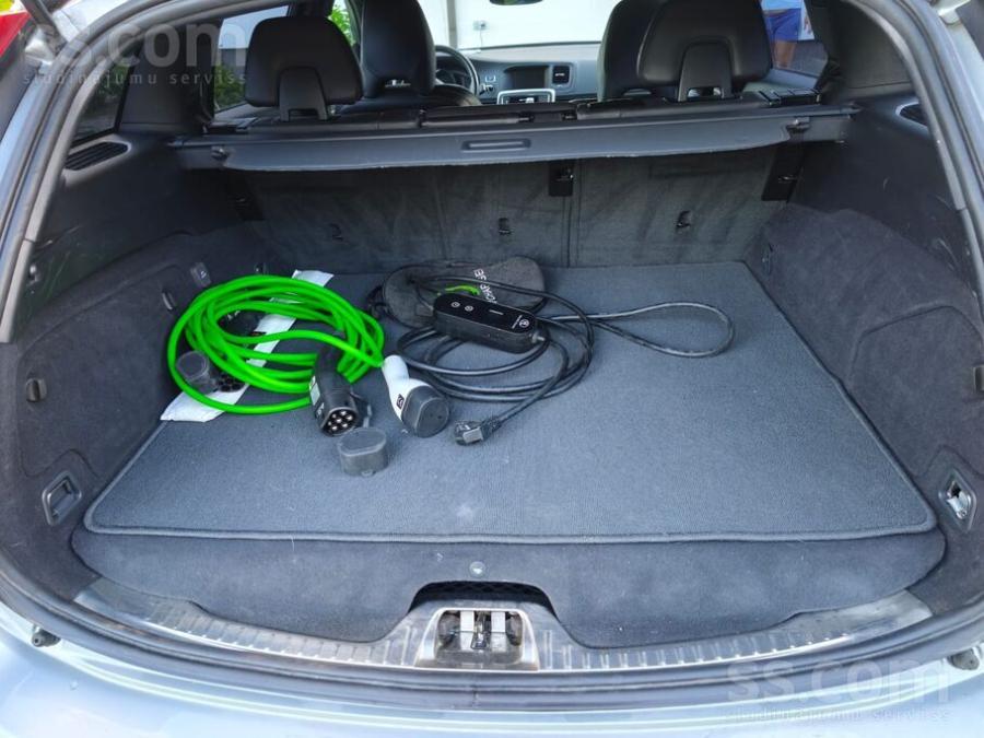 Pelēks Volvo V60 2016 Jelgava, ar dzinēja tilpumu 2.40 L un nobraukumu 310 tūkst. km par 9190 €, foto 19 vietnē AUTOMOTO.COM.LV